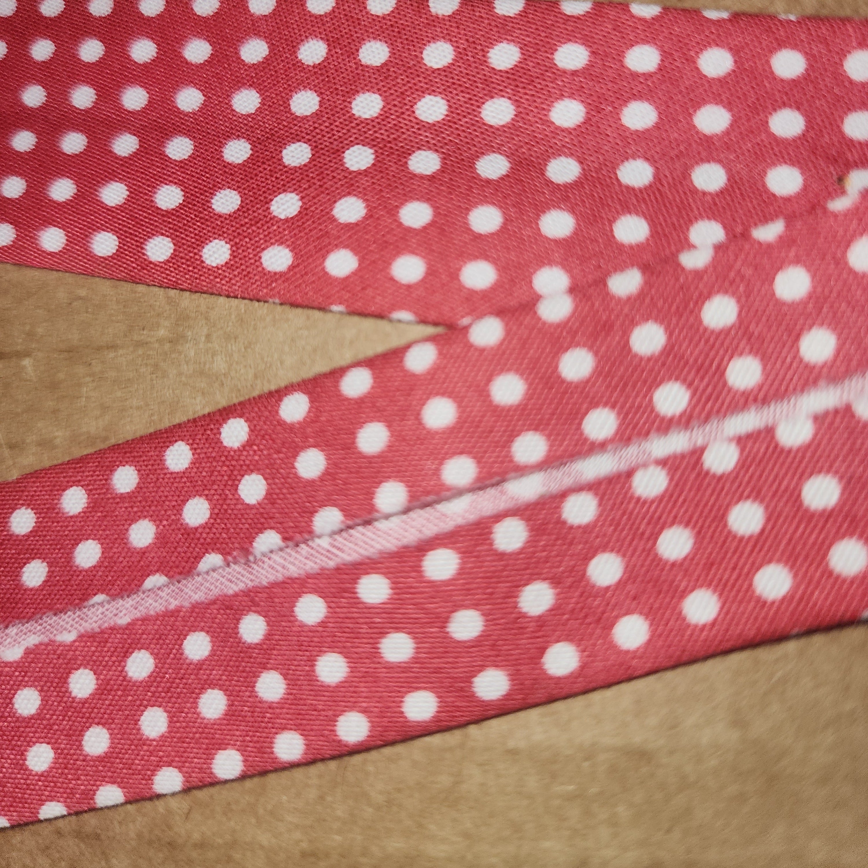 Polycotton Bias Binding 25mm red white spot – Fred the Needle